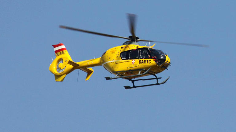 43-jähriger stürzte mit Pkw in Fluss: Schwer verletzt