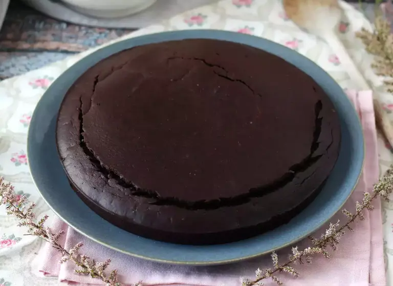 Super easy lactose-free chocolate cake!