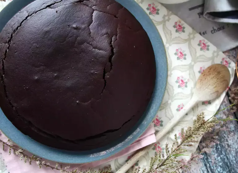 Super easy lactose-free chocolate cake!