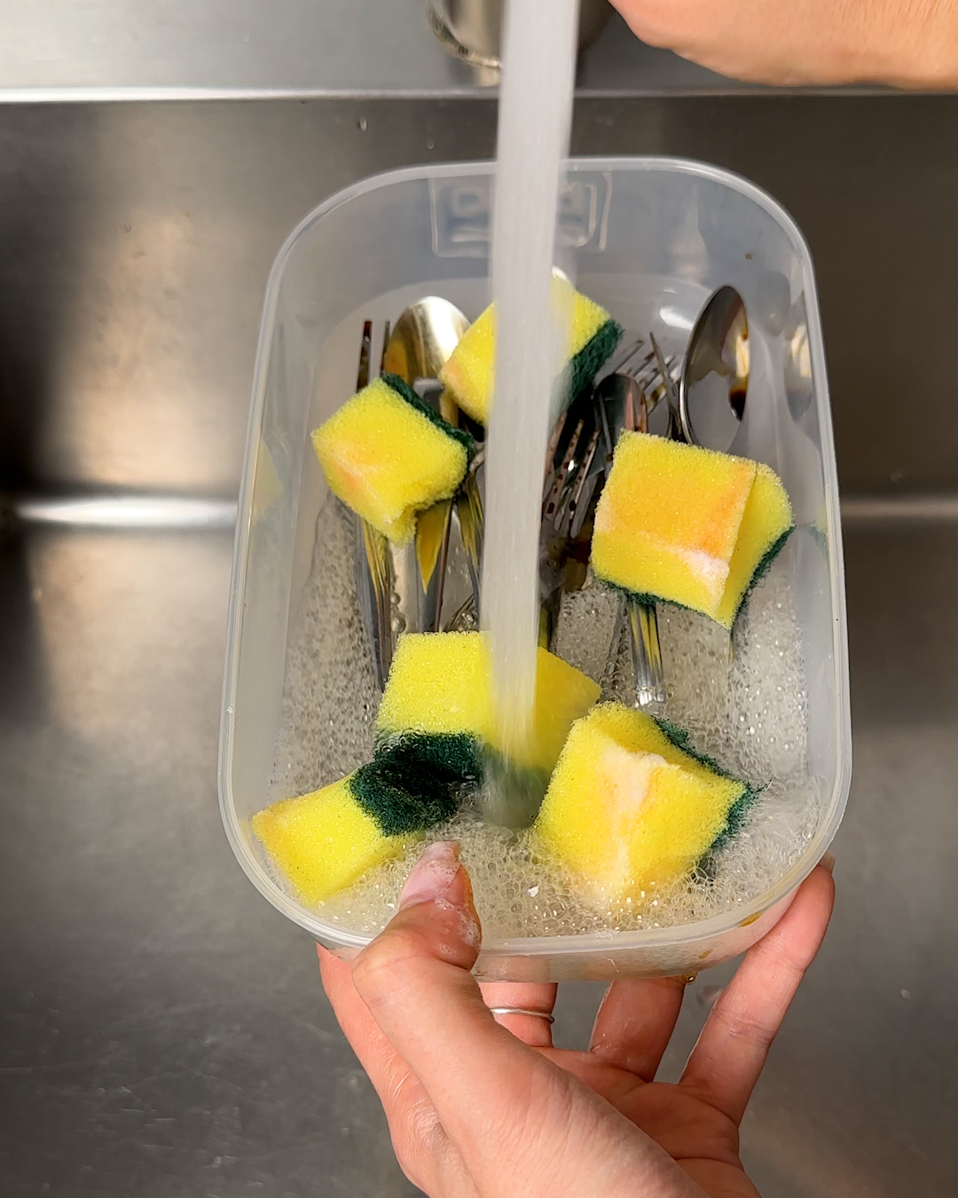 This cleaning jugaad saves heaps of time🧼🍴