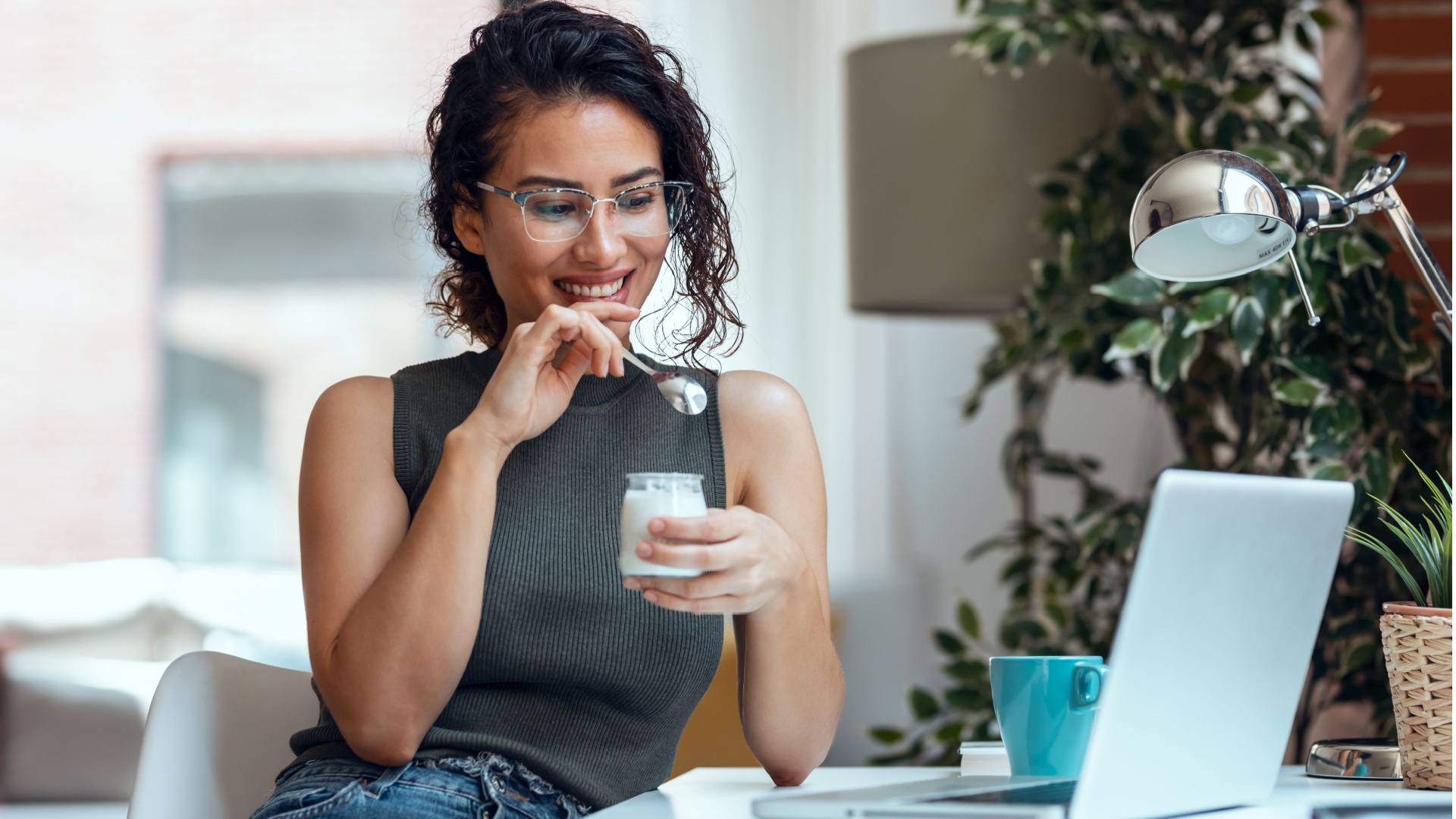 10 high-protein snacks to have in the office when afternoon hunger hits