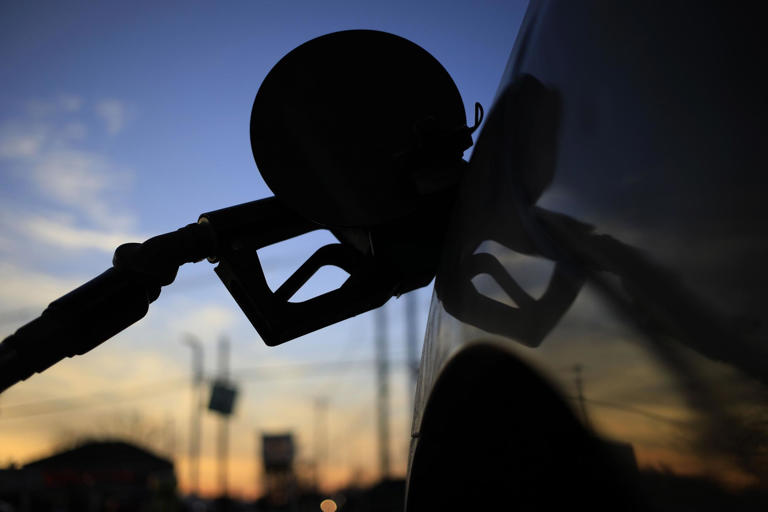 Prix des carburants bloqués, taxes baissées… Ces solutions utilisées ...