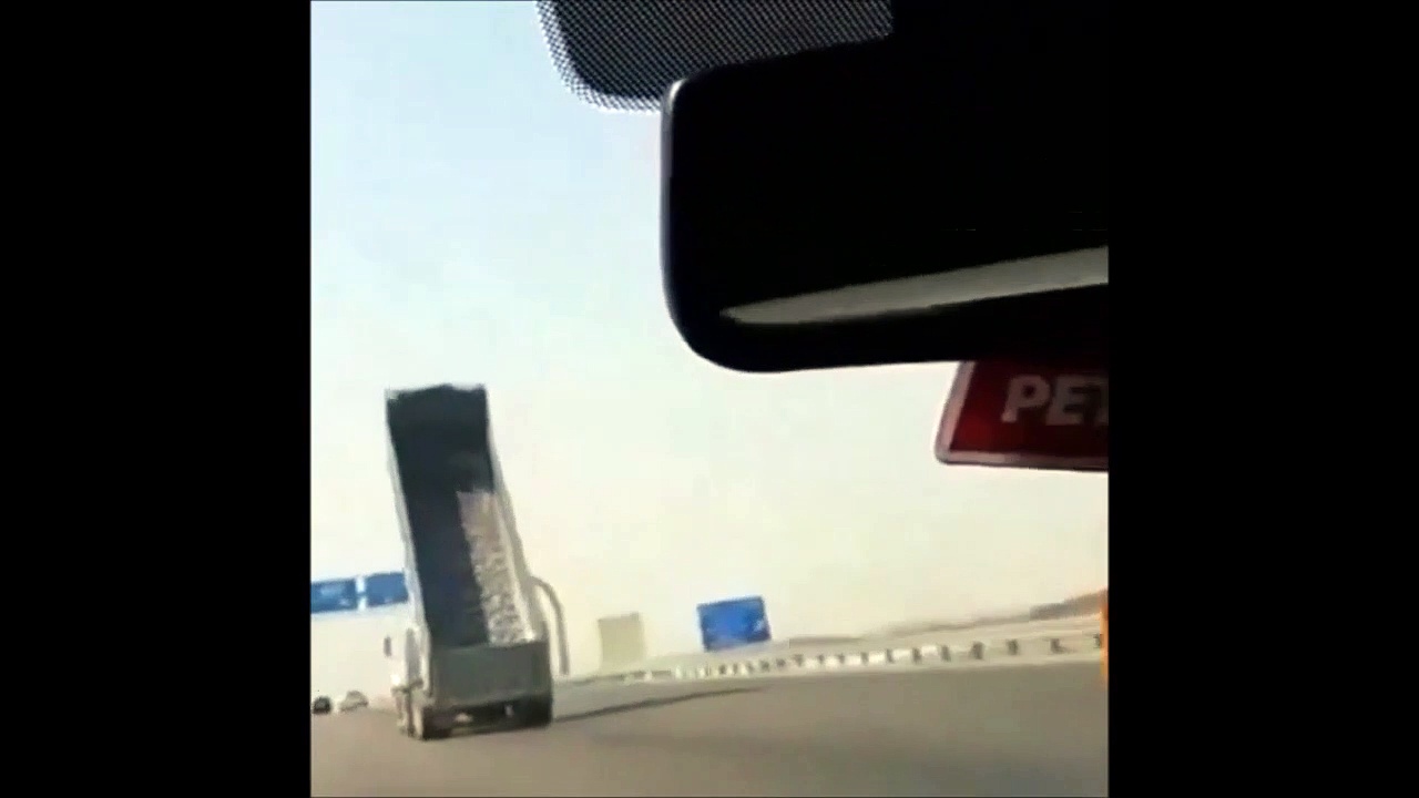 Ce chauffard a laissé sa remorque ouverte