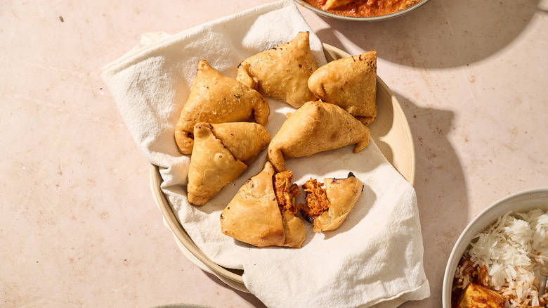 Spicy chicken curry samosas recipe