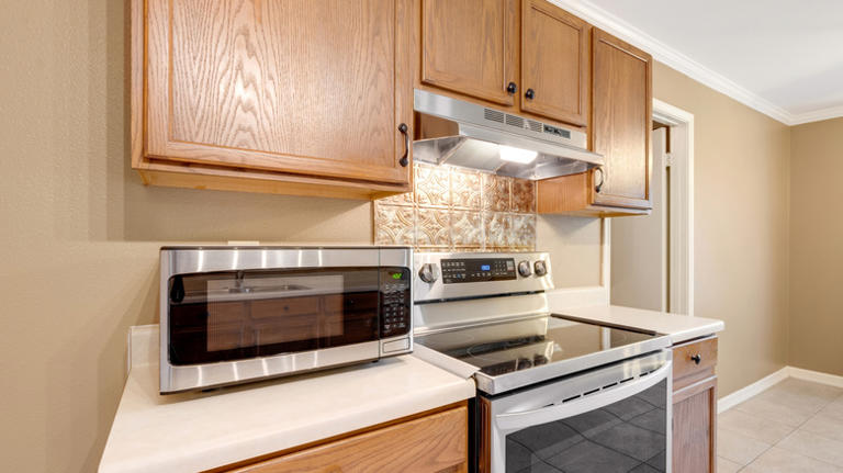 The earthy paint color that makes honey oak cabinets look modern