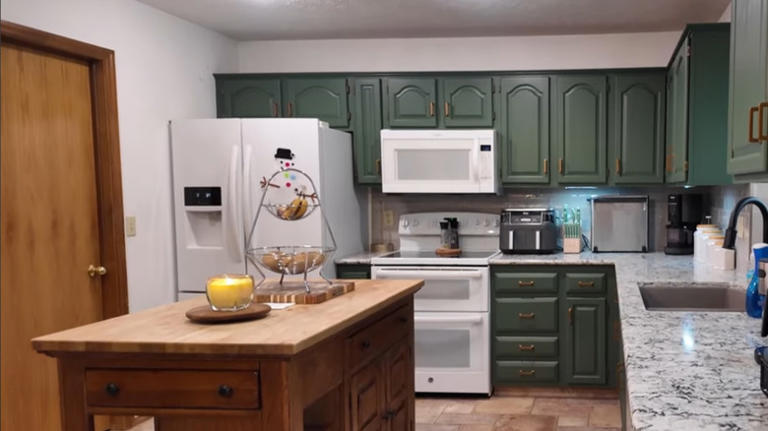 The earthy paint color that makes honey oak cabinets look modern