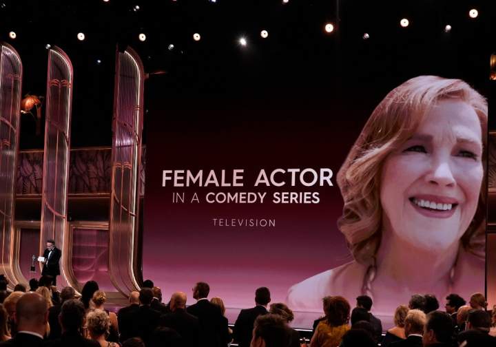 Catherine O’Hara gets standing ovation for winning posthumous award at ...