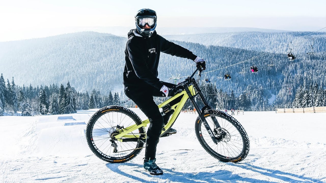 Wahnsinnige downhill MTB fahrt im Schnee, die du gesehen haben musst