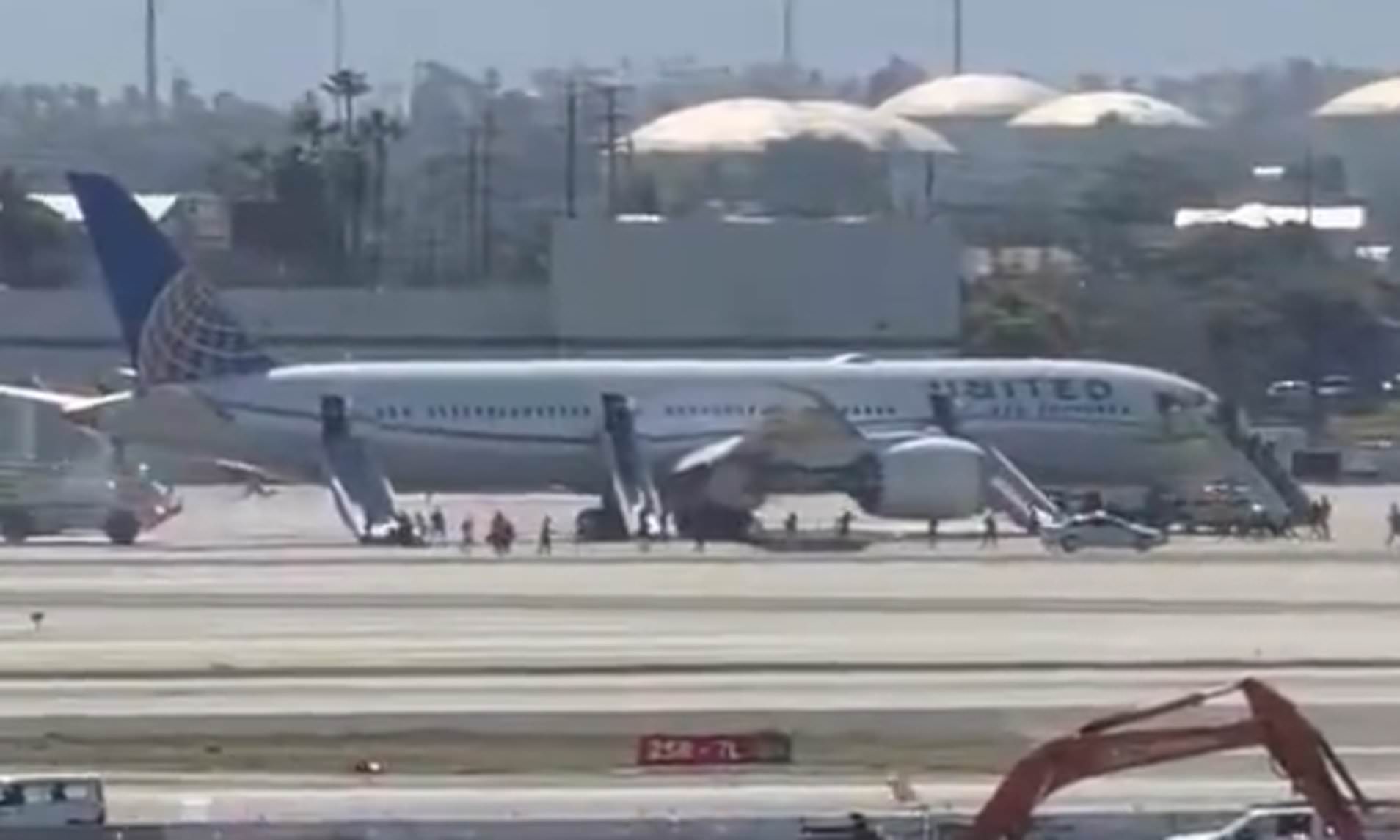 United Boeing 787 makes emergency landing at LAX after terrifying ...