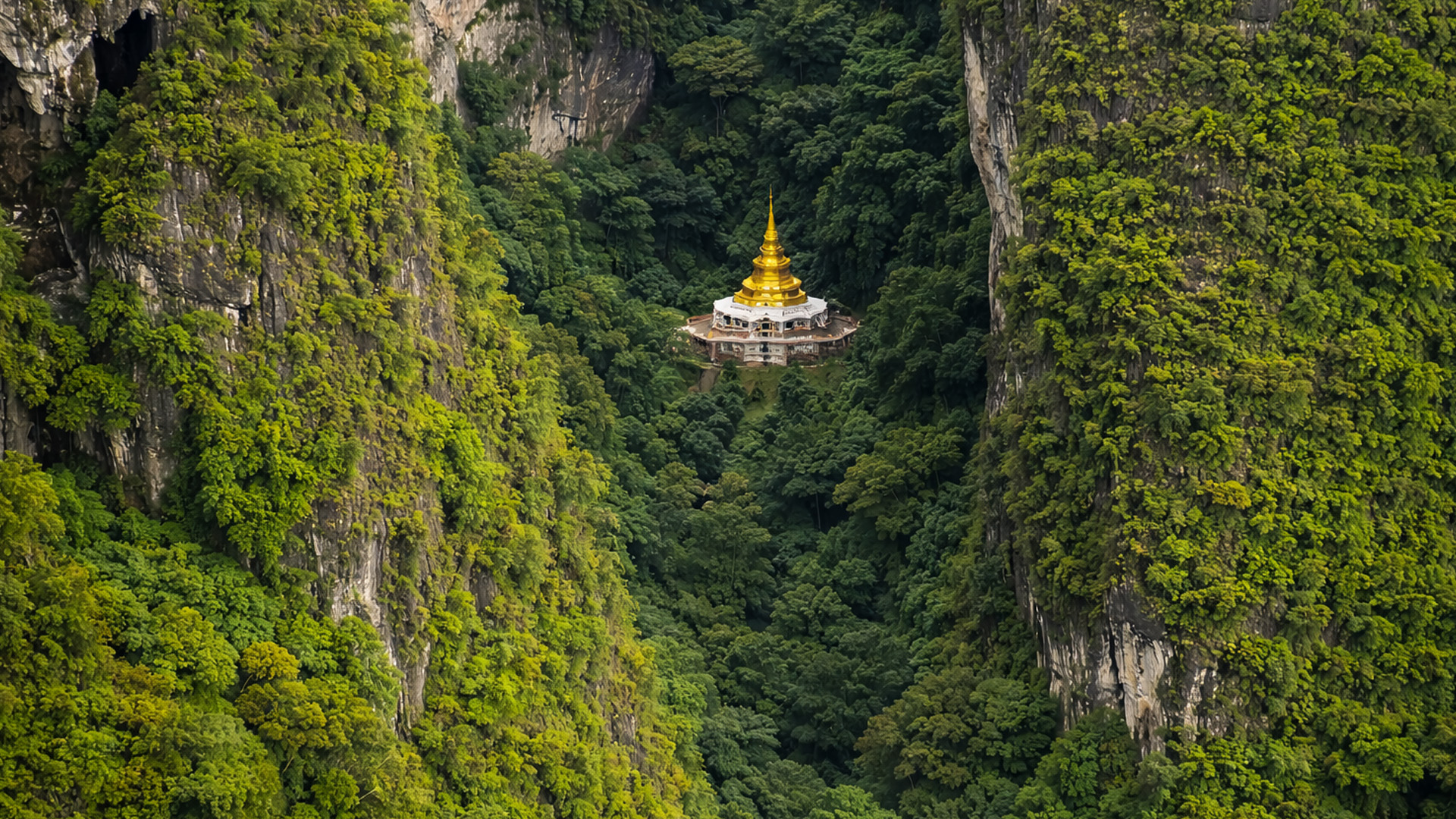 A temple hidden between two cliffs
