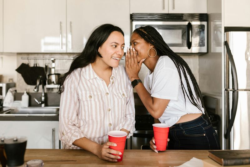 10 unconscious social habits that make a bad impression