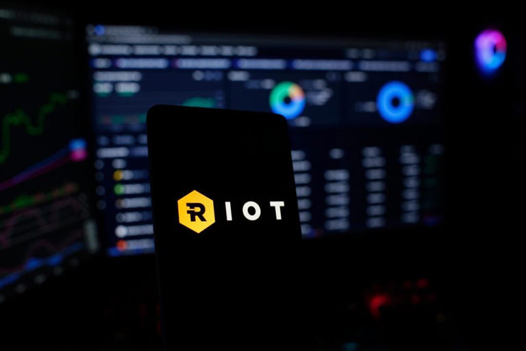 Riot Platforms stock dips after Q4 earnings: What to know