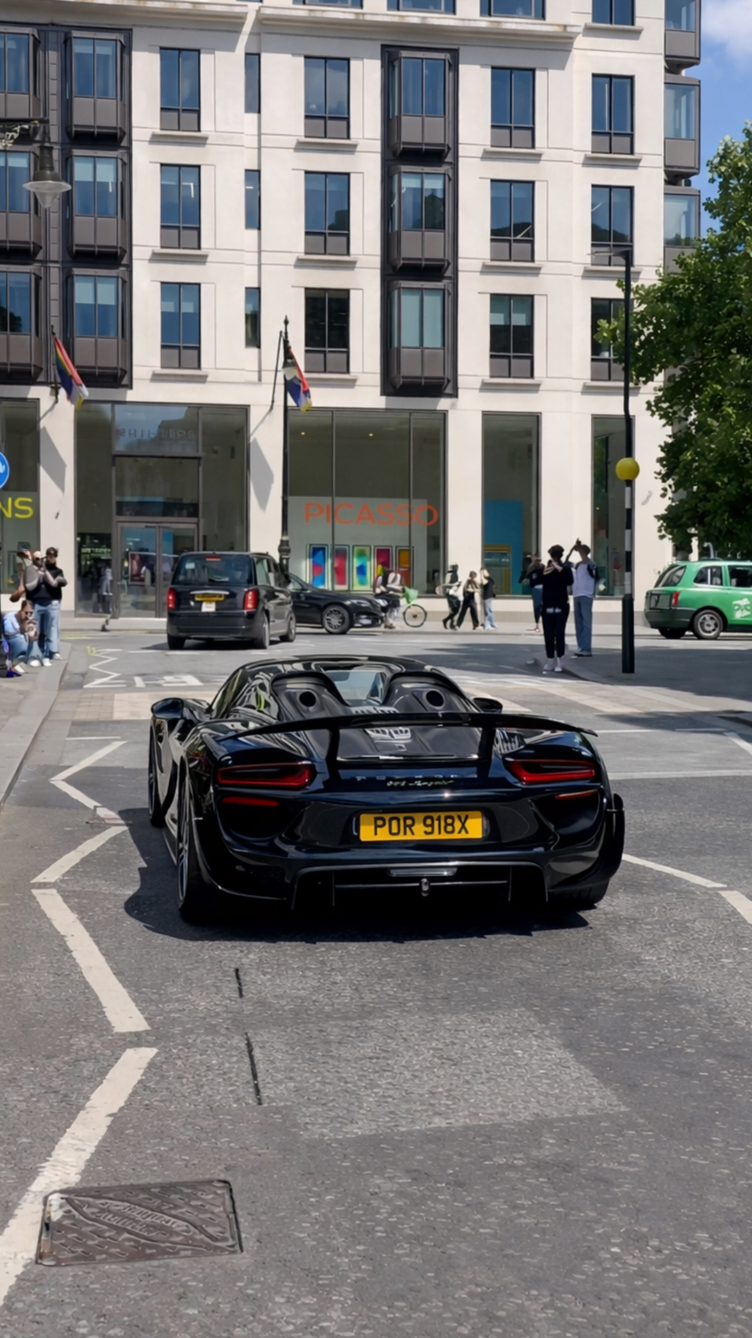 Black Porsche 918 Spyder in London traffic