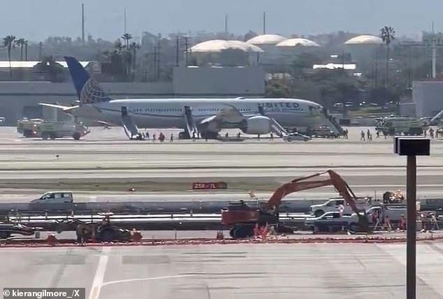 United Boeing 787 makes emergency landing at LAX after terrifying ...