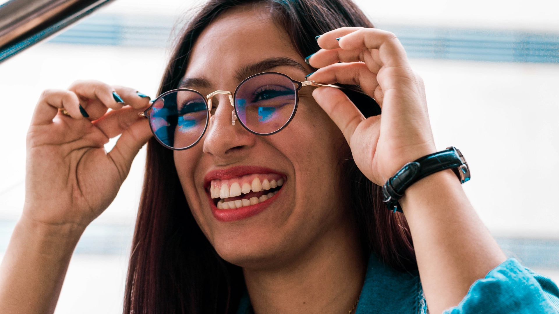 10 Reasons to Switch to Contacts & 10 Why It's Best to Stick to Glasses