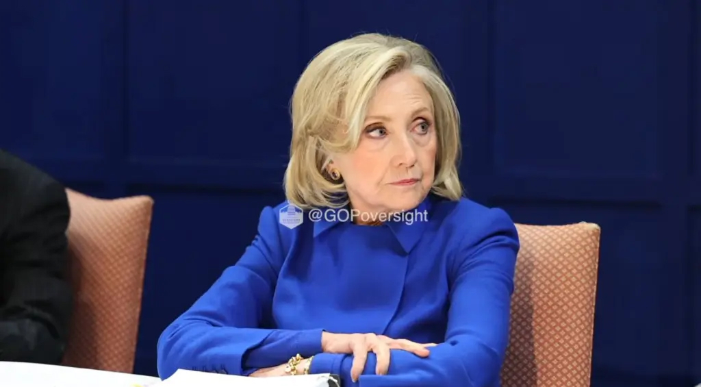 Ông Bill Clinton run lập cập, bà Hillary đập bàn, bỏ ngang phiên điều ...
