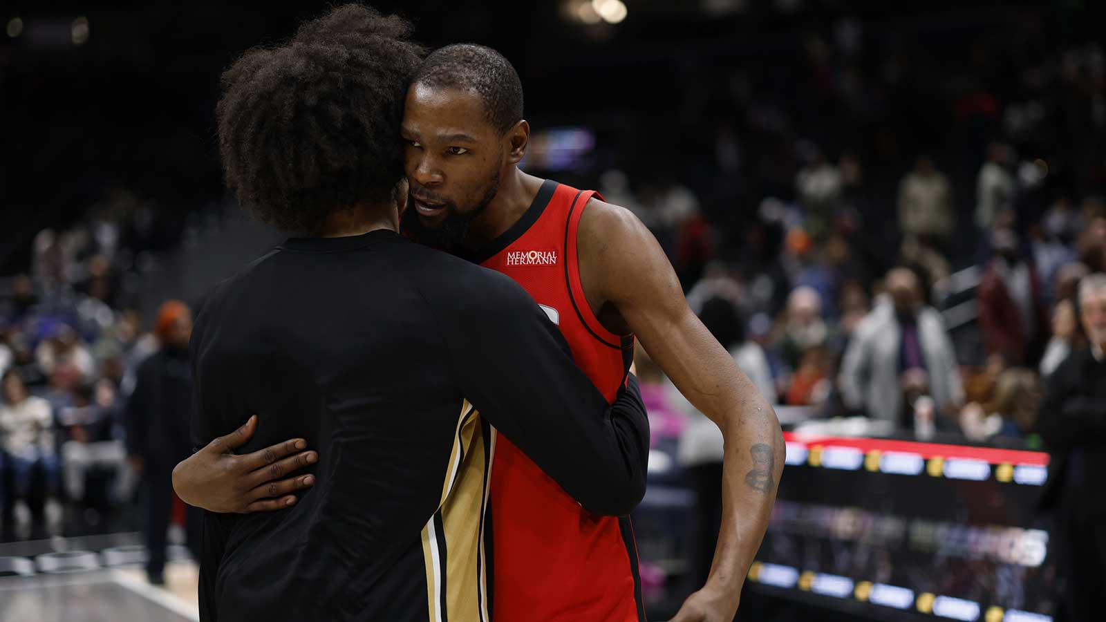 Rockets’ Kevin Durant shares basketball wisdom with Wizards player ...