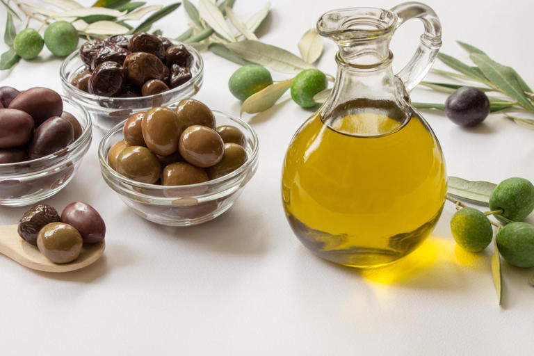 Olive oil and lemon: What are the health benefits of the viral shot?