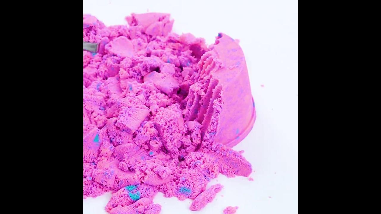 Scraping blue and pink mixed sand
