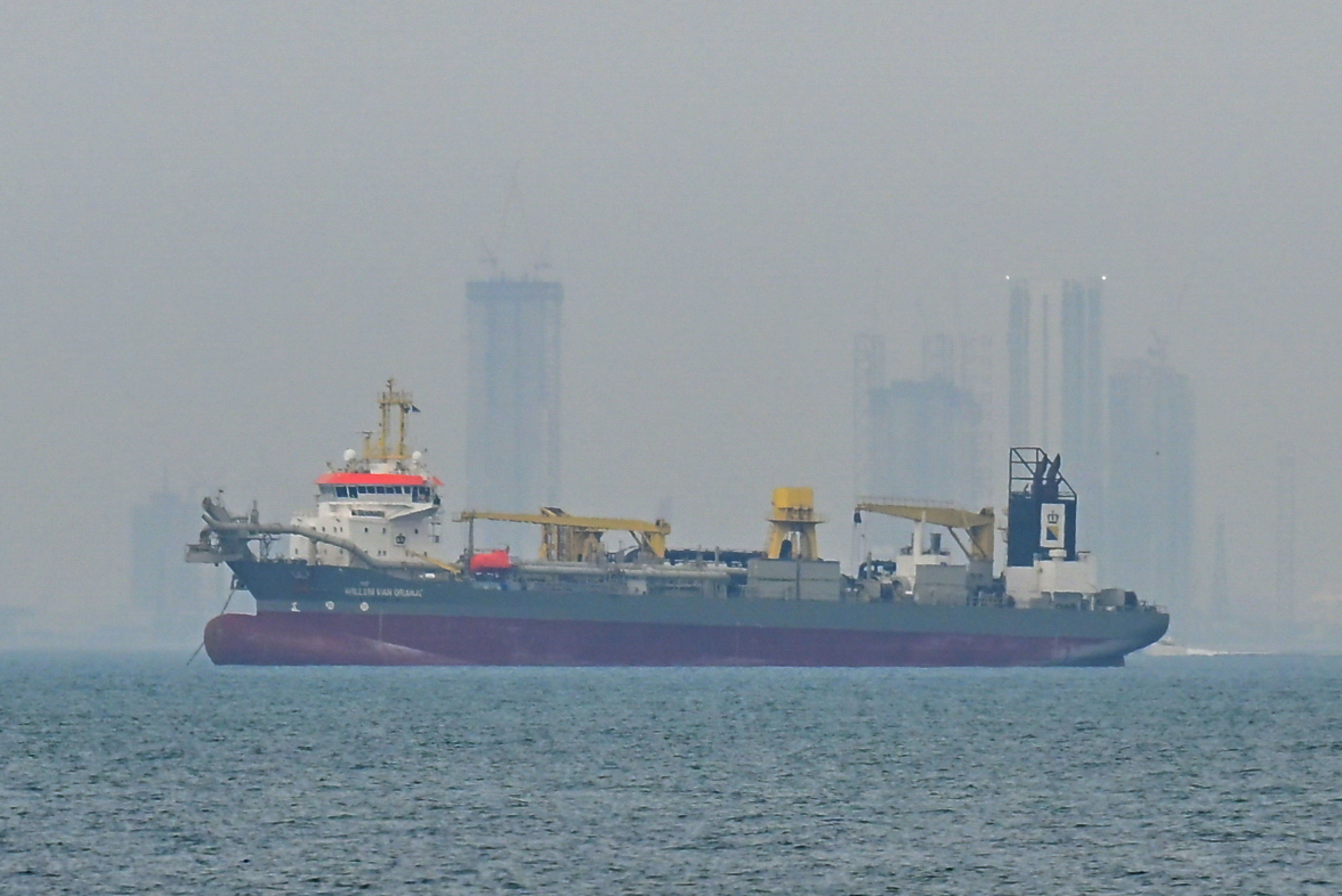 Oil prices higher amid Strait of Hormuz closure and attacks on Iranian ...