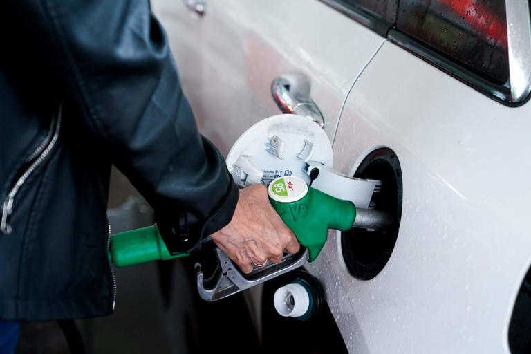 Nunca trates de llenar de más el depósito de tu coche, estás tirando el ...