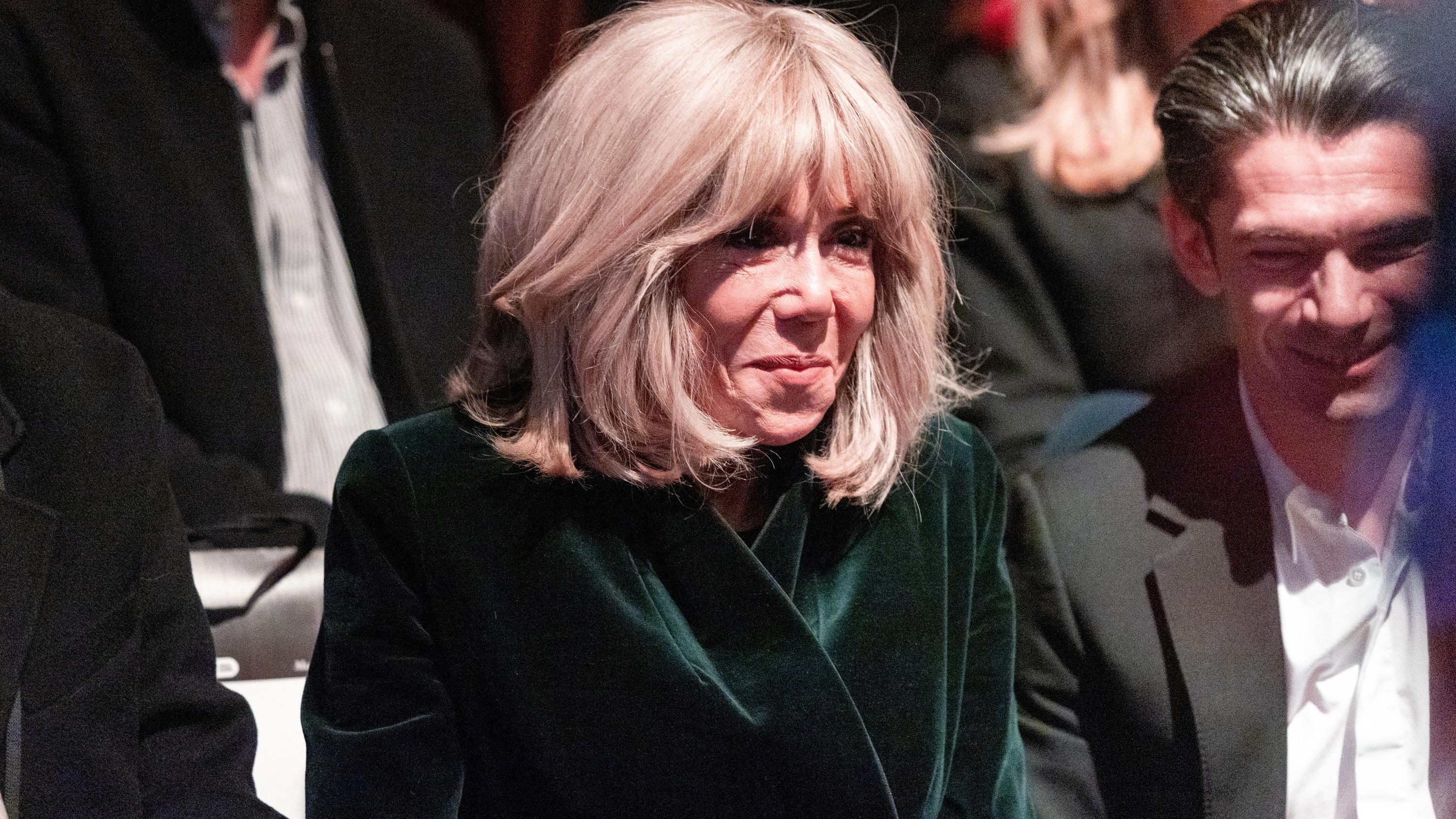 Après Emmanuel Macron, Brigitte Macron apparaît en lunettes « Top Gun ...