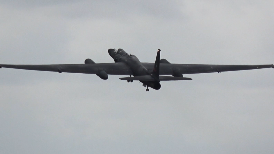 Watch the U-2S leap skyward in a near vertical climb