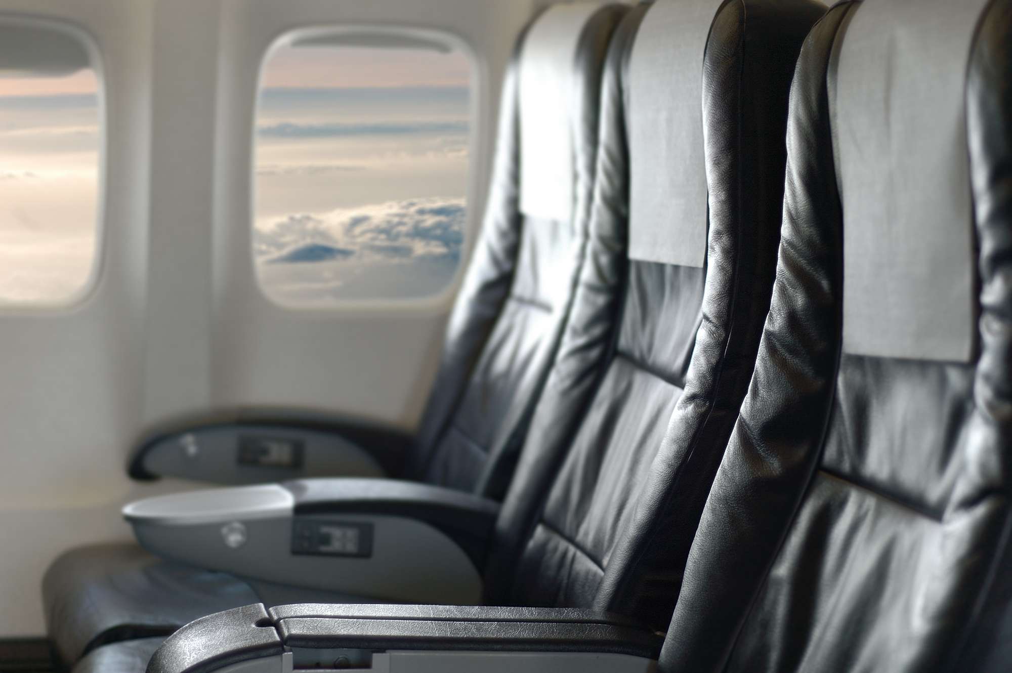 I'm a flight attendant, and these are the 7 middle seat mistakes you're ...