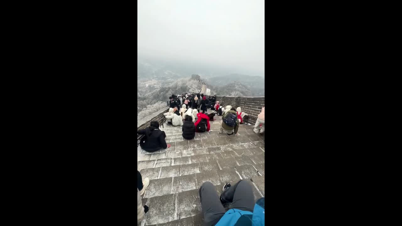 Great fall of China! Snowfall causes chaos as tourists slip and slide ...