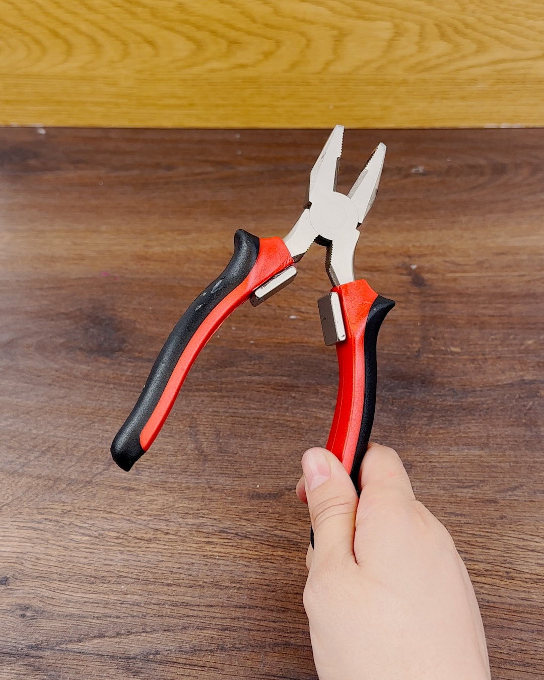 Magnetic pliers to transform your toolbox 🔧