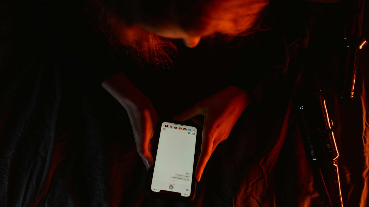 Dim indoor lighting and screen time drive global rise in myopia