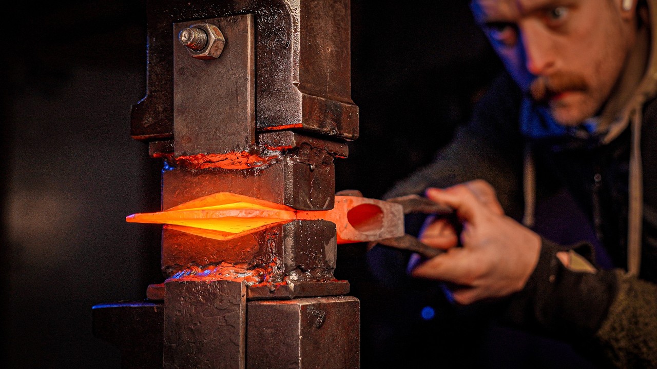 Forging a diamond-shape splitting axe from scratch!