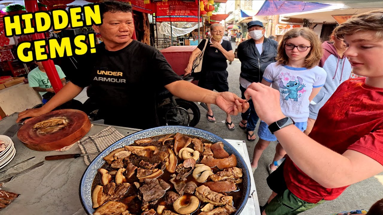 Hidden street food in Glodok Chinatown! 🇮🇩 Bags packed family’s morning ...