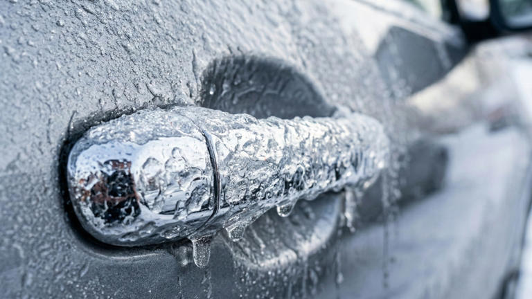 How to unfreeze your car door without damaging the handle