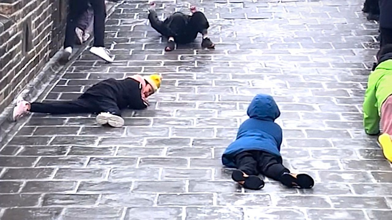 Tourists slip and slide on icy Great Wall of China steps