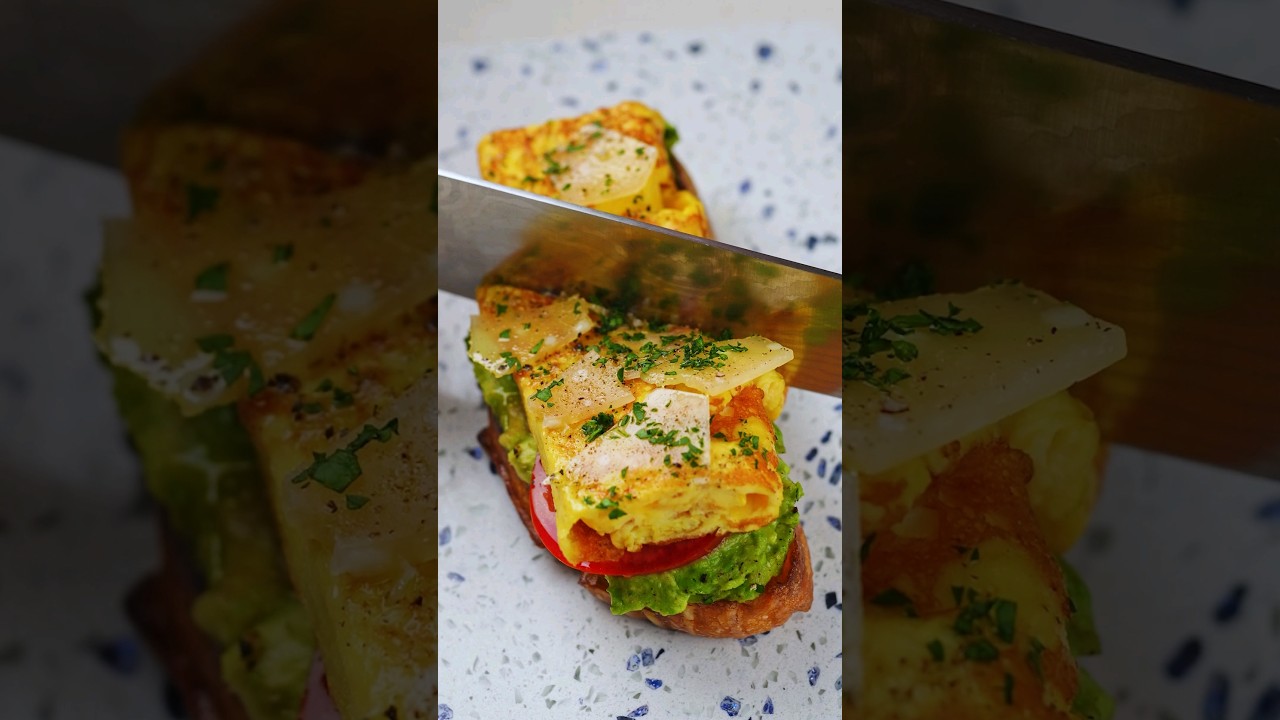 I made the fluffiest rolled omelette toast! 🥚