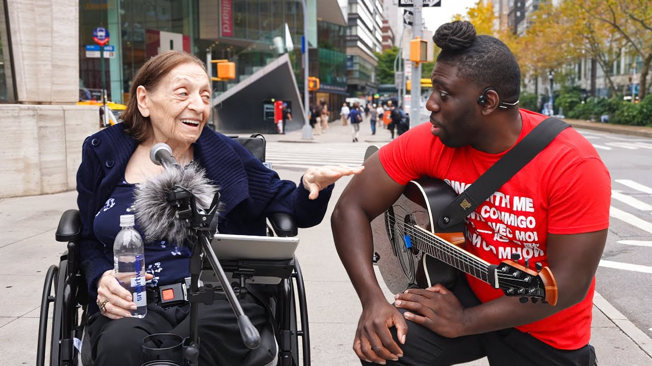 Cette femme de 93 ans chante à nouveau
