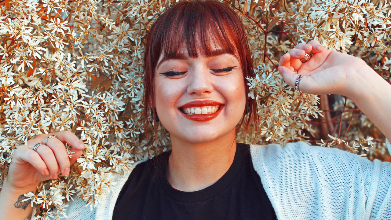 10 actions women do that men find super attractive & vice versa