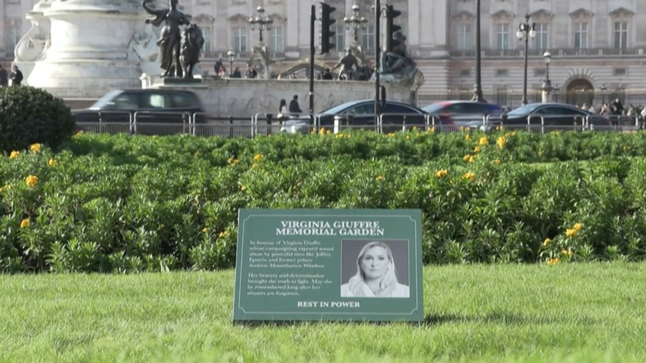 Attivisti dedicano a Virginia Giuffre i giardini davanti a Buckingham ...