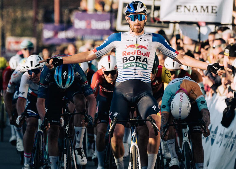 Samyn Classic 2026, Jordi Meeus mette tutti in fila nella volata di ...