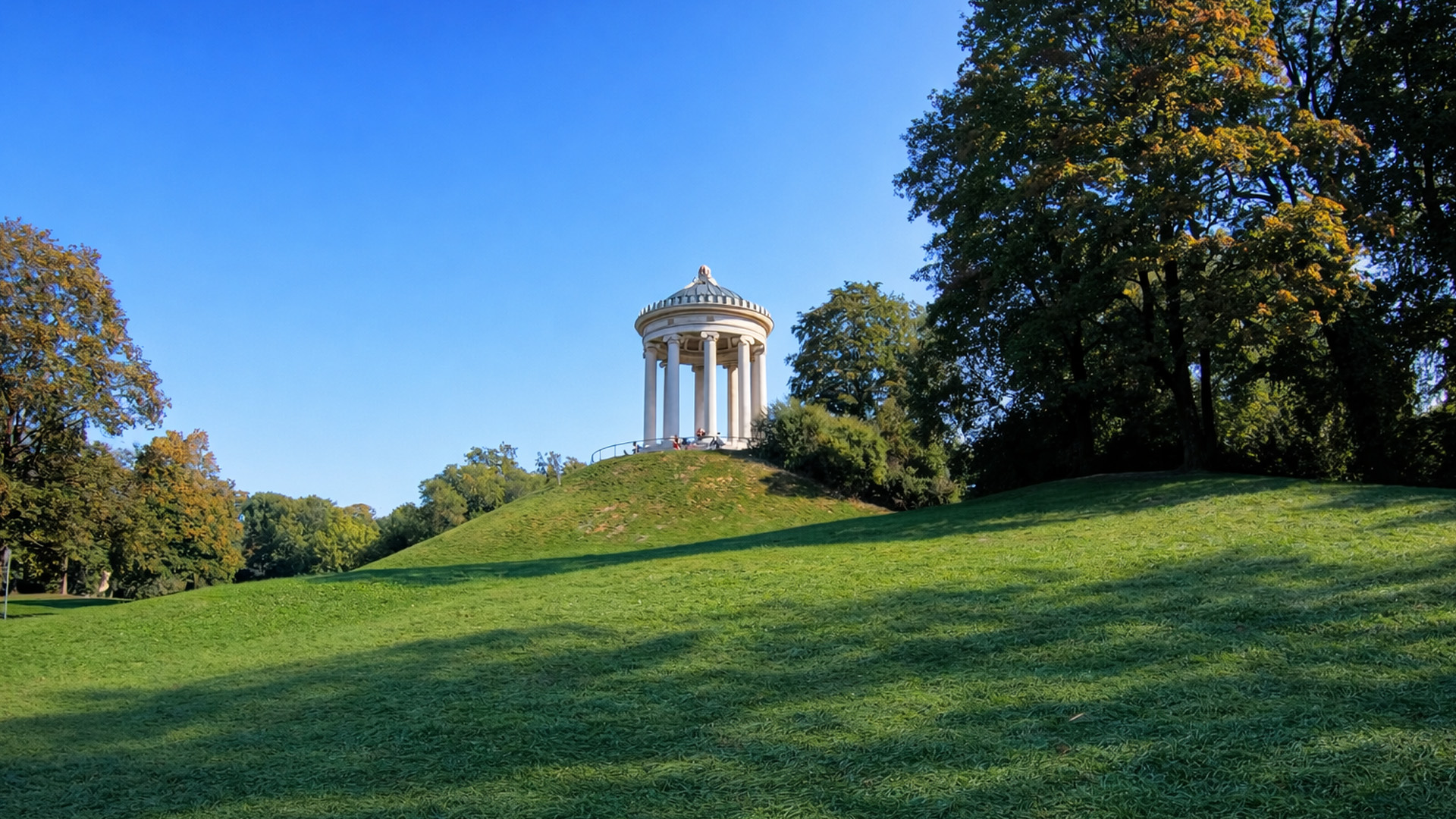 Exploring Munich’s scenic city park on foot
