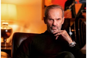 Ο Πέτρος Κωστόπουλος σε οικογενειακή ταβέρνα στην Πετρούπολη | Το ...