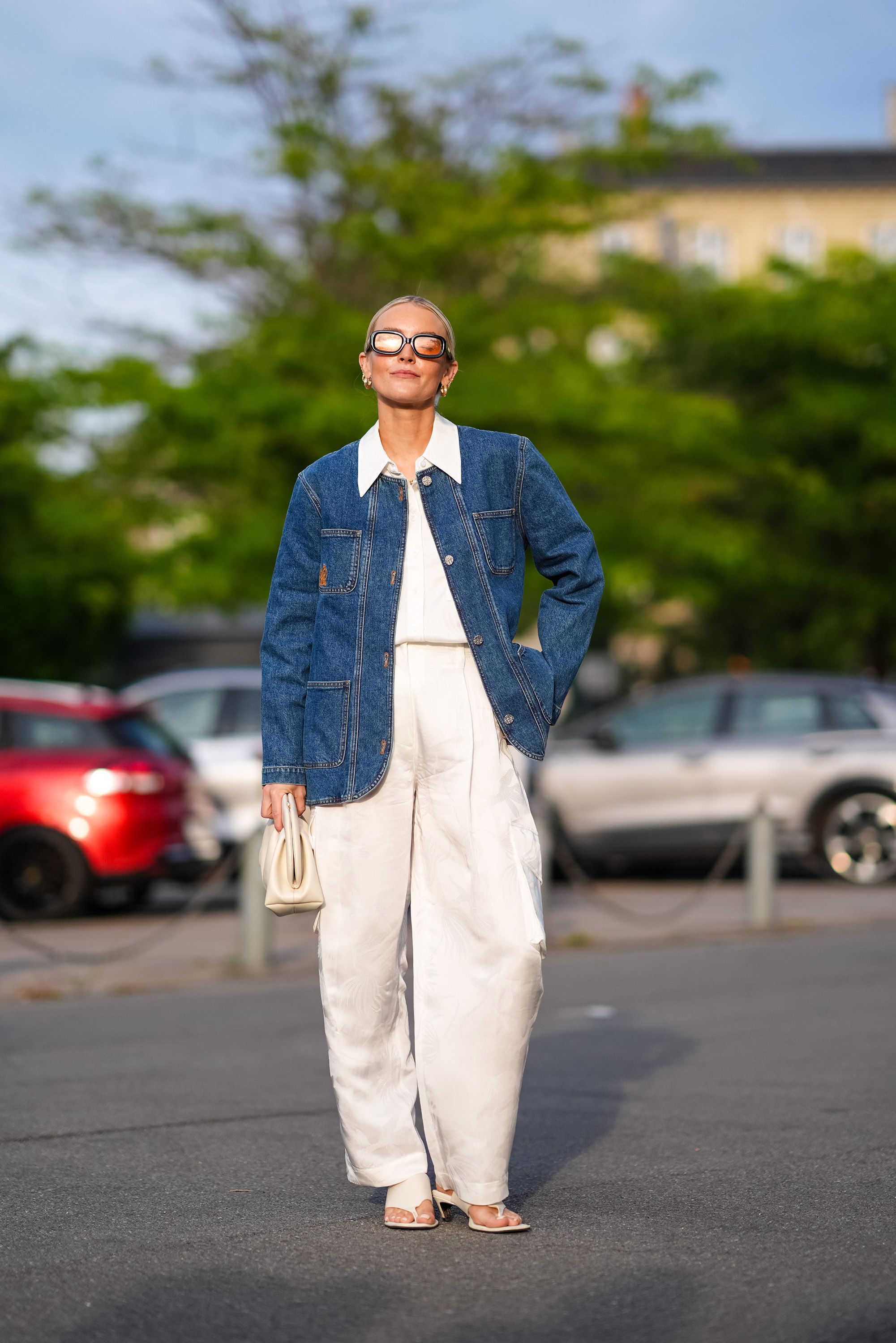 Cómo lucir blusas largas de los 2000 con slim jeans en primavera 2026