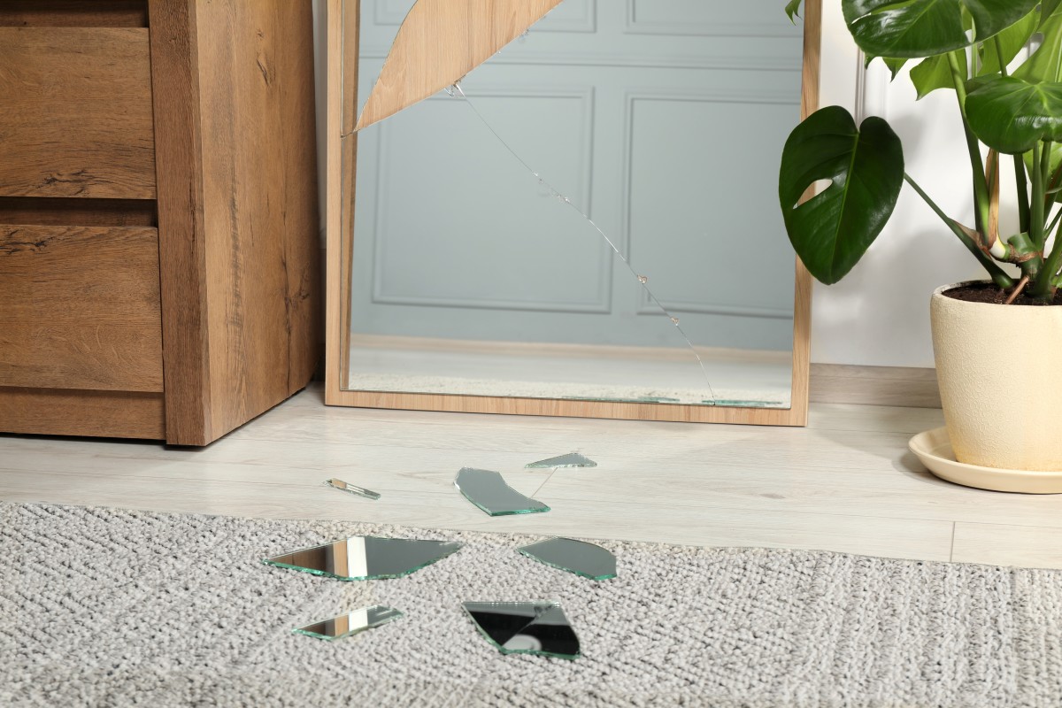 Have a cracked mirror? Here's a genius way to reuse the frame by ...