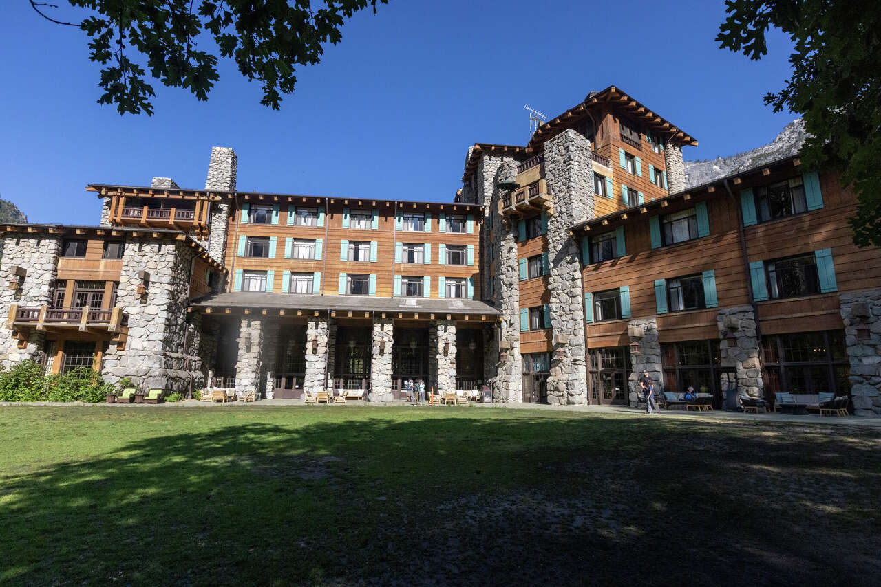 Fire at Yosemite's Ahwahnee forces hotel and dinner guests to evacuate