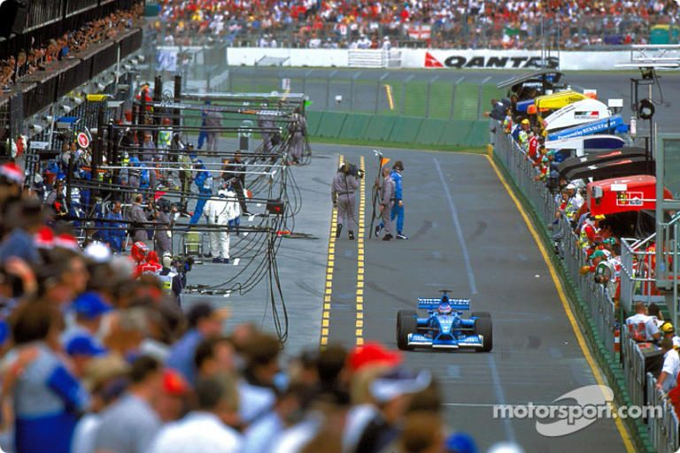 Así fue el debut de Fernando Alonso en F1 en 2001: caótico