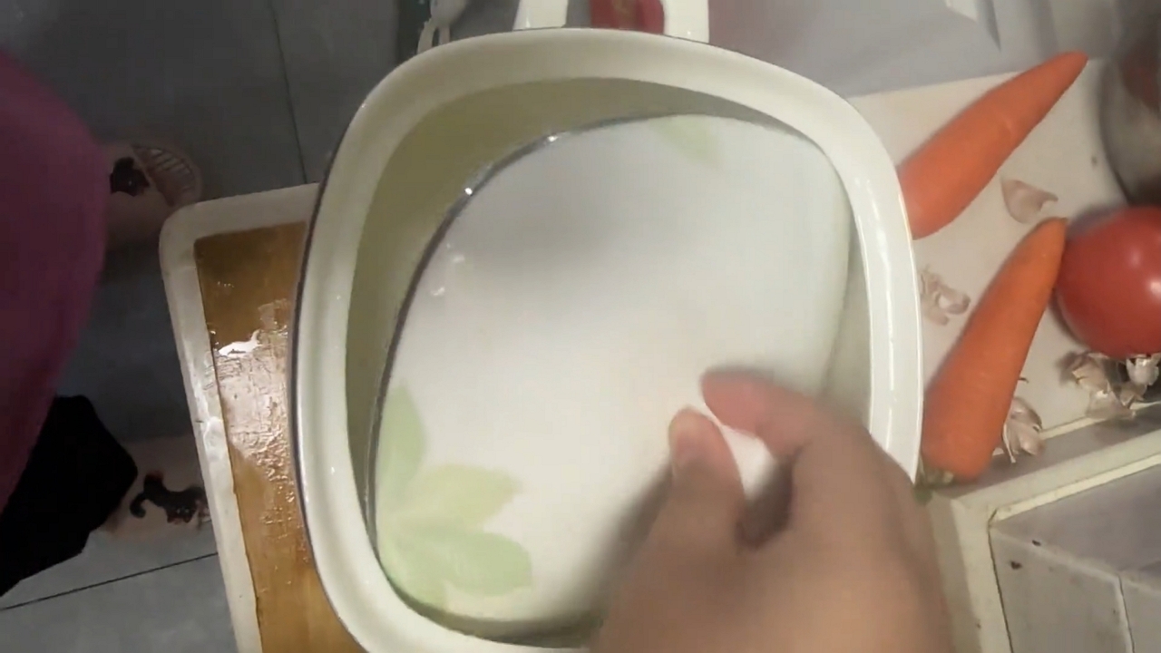 Person struggles to remove mismatched pot cover from pot in Jiangsu, China