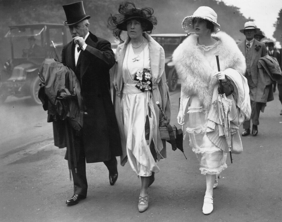 25 photos of everyday habits from 100 years ago