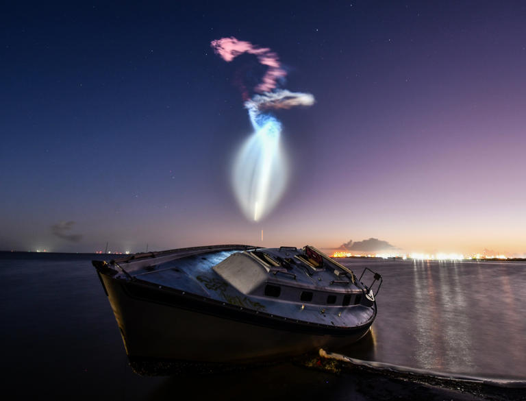 Was there a rocket launch this morning? Falcon 9 seen along East Coast