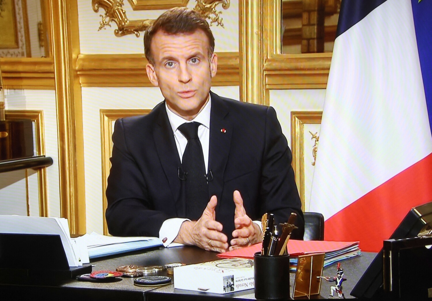 Ce détail sur le bureau d'Emmanuel Macron pendant son allocution a ...